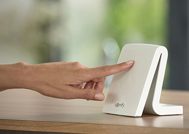 Somfy, spécialiste de vos stores intérieurs électriques.